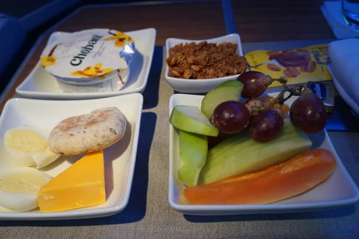 How to Stay Healthy When Traveling: 10 Easy Tips